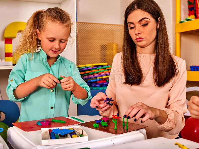Plasticine Modelleringsklei Het Spel Van Het Kinddeeg in School Stock ...