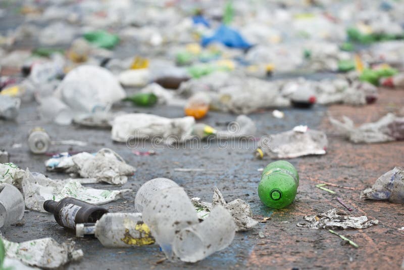 Plastikflasche Aus Den Grund Und Mehr Abfall Stockfoto - Bild von voll ...