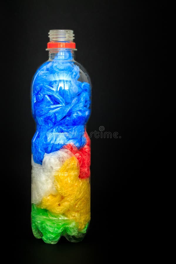 Plastikflasche Voll Plastiktaschen Stockfoto - Bild von flasche ...