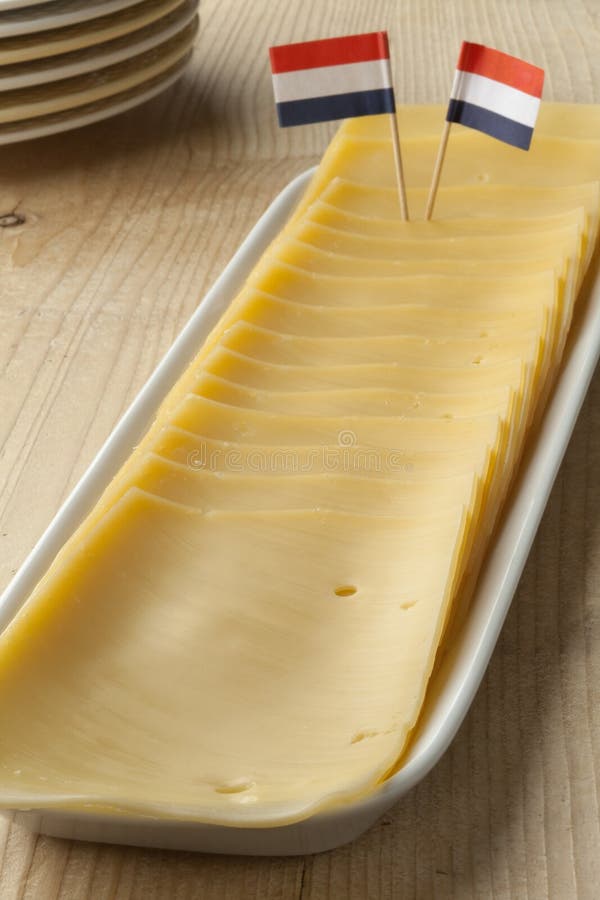 Tranches De Fromage Gouda Aux Herbes. Photo stock - Image du frais ...