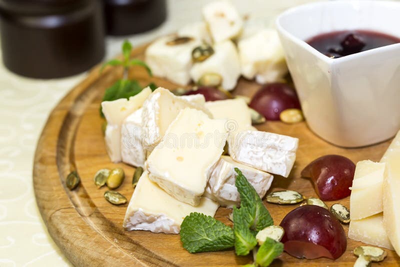Plat de fromage photo stock. Image du cuisine, sauce - 26052256