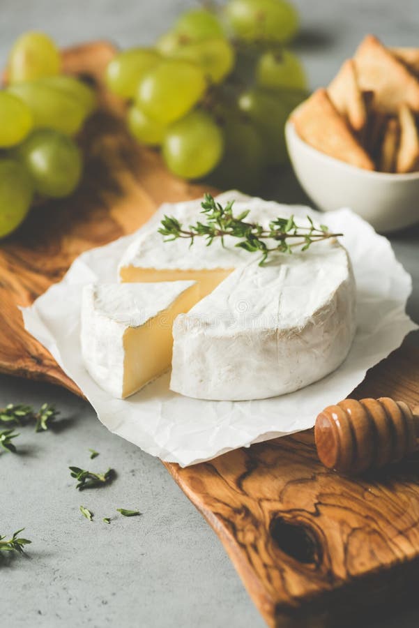 Plat De Fromage De Brie Ou De Camembert Photo stock - Image du apéritif ...
