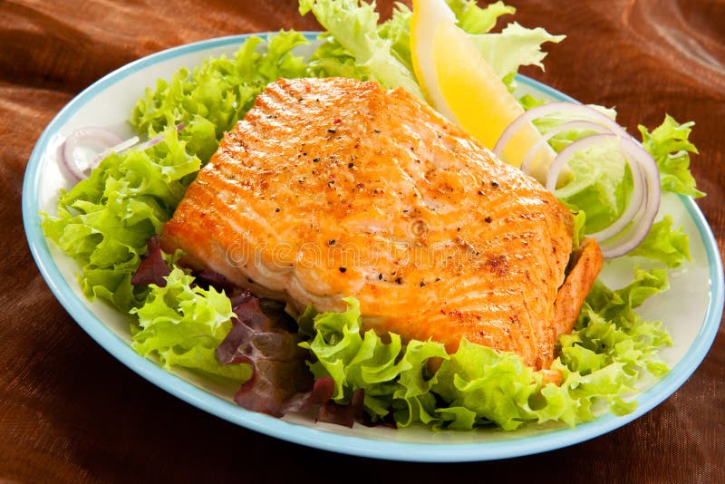 Plat de poisson image stock. Image du frit, verts, poissons - 16425545