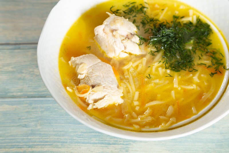 Plat De Potage Au Poulet Sur La Table En Bois Photo stock - Image du ...