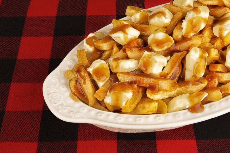Plat De Poutine Sur Une Nappe Rouge Et Noire De Tartan Photo stock ...