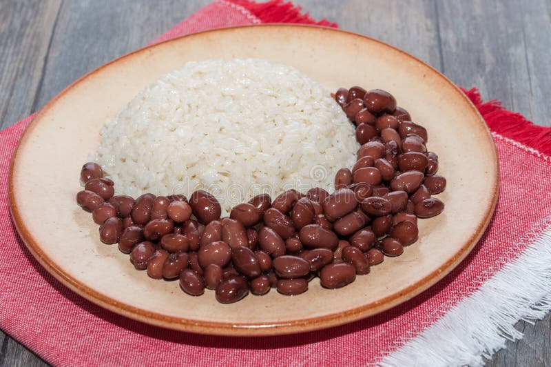 Plat De Riz Avec Les Haricots Rouges Photo stock - Image du manger ...