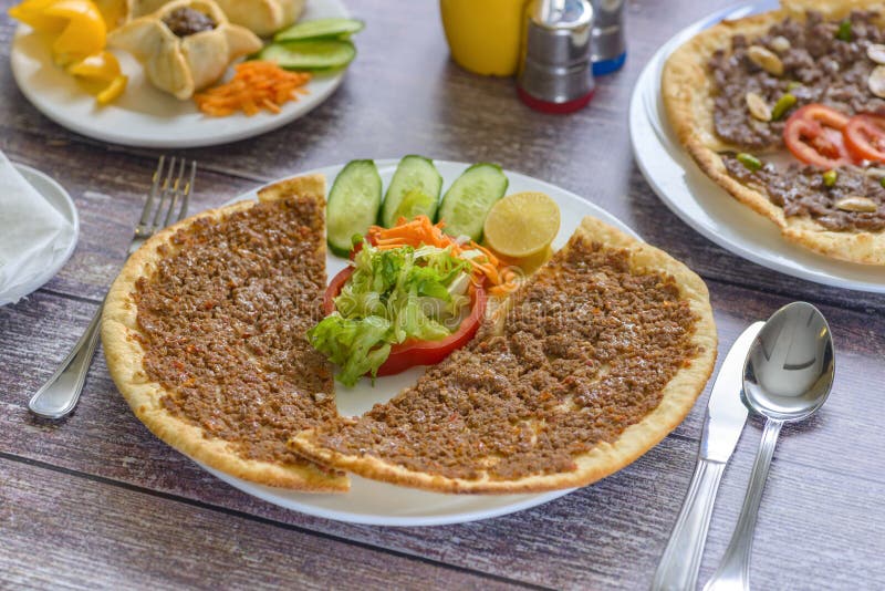 Plat de Syrien Manakish photo stock. Image du herbe, pain - 88090260