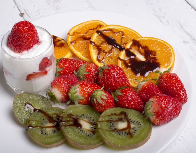 Plat des fruits frais photo stock. Image du fruits, apéritif - 39642556