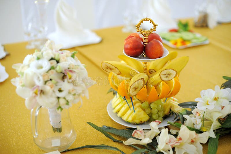 Fruits et fleurs image stock. Image du vacances, luxe - 30018819