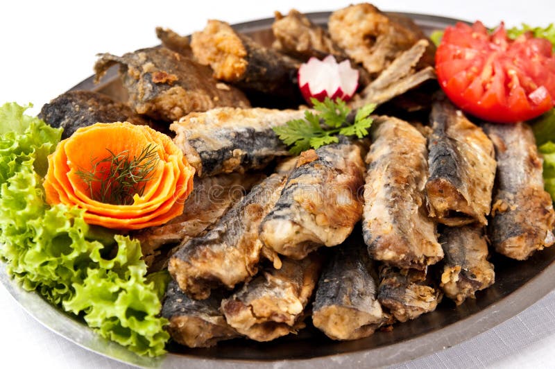 Plat frit d'harengs photo stock. Image du tomate, métal - 36475076