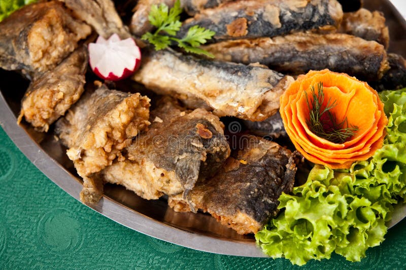 Plat frit d'harengs photo stock. Image du tomate, métal - 36475076