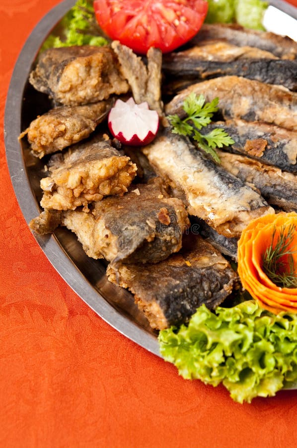 Plat frit d'harengs photo stock. Image du tomate, métal - 36475076