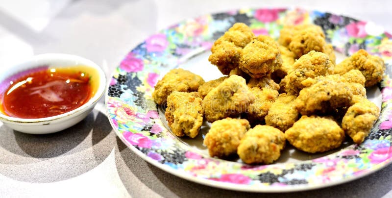 Boule frite de champignon photo stock. Image du nourriture - 30266580