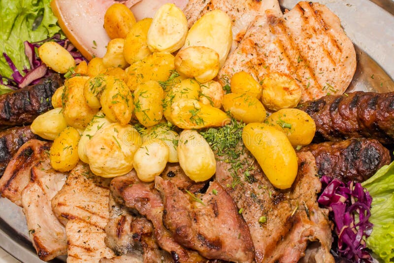 Plat roumain traditionnel image stock. Image du porc - 71911841