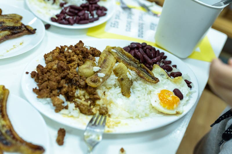 Plat Typique Bandeja Paisa Colombien Image stock - Image du déjeuner ...