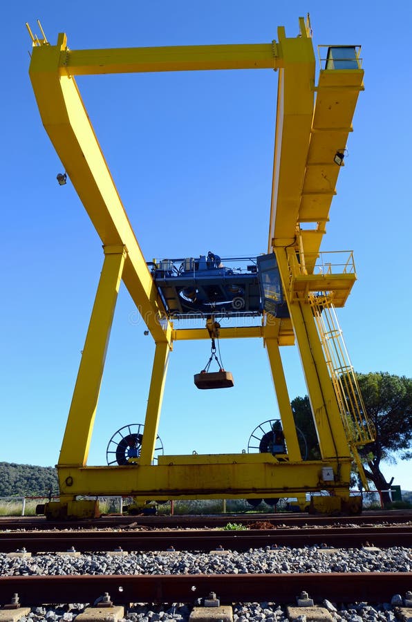 Plataforma De Descarregamento Amarela Foto de Stock - Imagem de railway ...