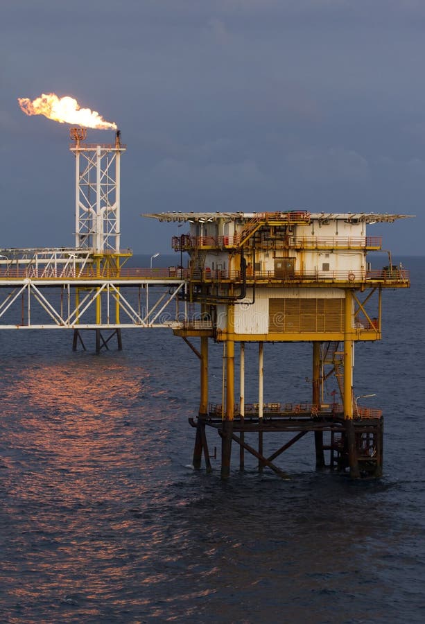 Plataforma petrolífera imagem de stock. Imagem de offshore - 66228325