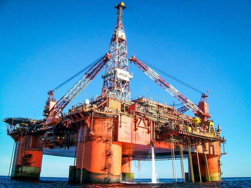 Plataforma Petrolera Semi Sumergible Durante Salida Del Sol En El Brazo ...