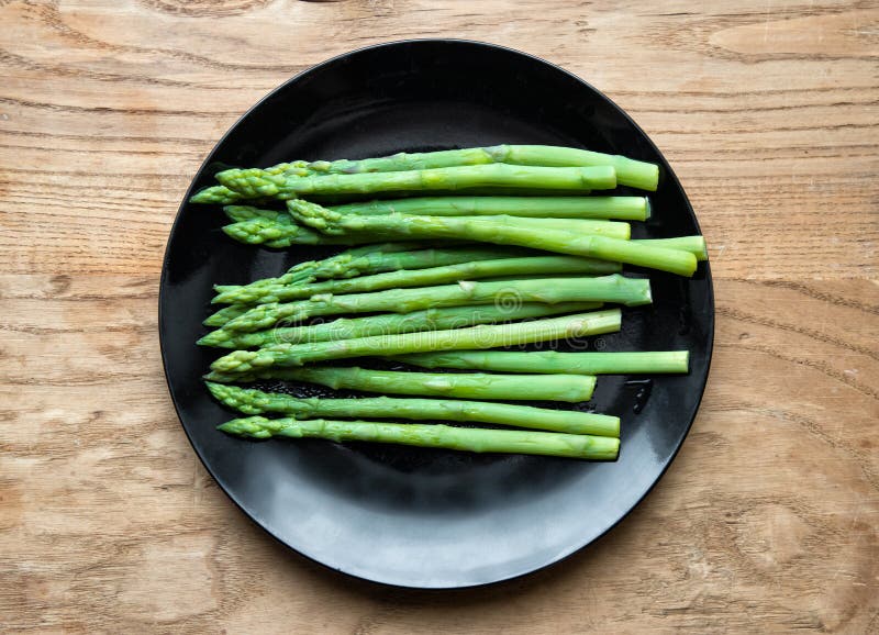 Plate of asparagus stock image. Image of vegetable, asparagus - 138651005