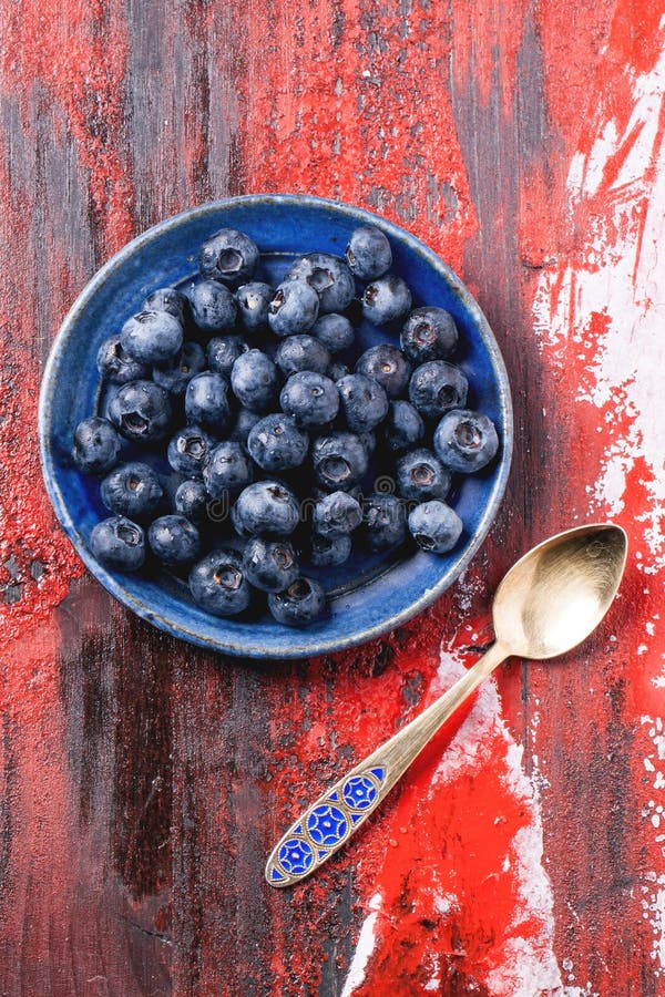 Plate of blueberries stock image. Image of heap, natural - 39621411