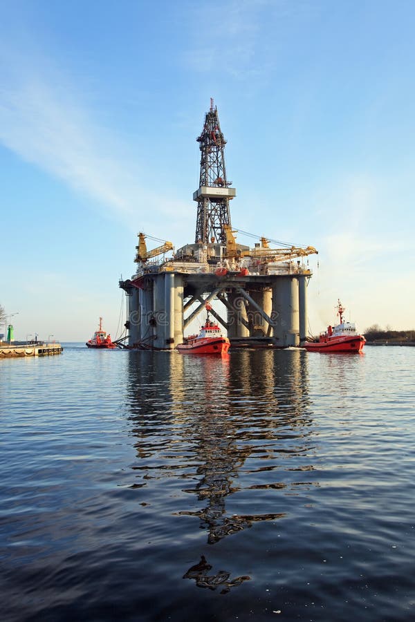 Remorquage De La Plate-forme Pétrolière. Plate-forme De Forage Dans Le ...