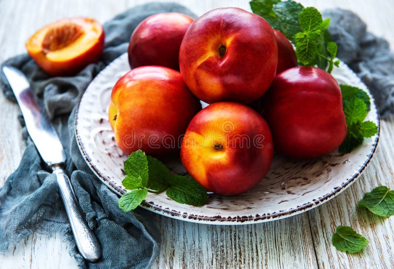 Plate with Fresh Nectarines Stock Image - Image of diet, peaches: 172724163