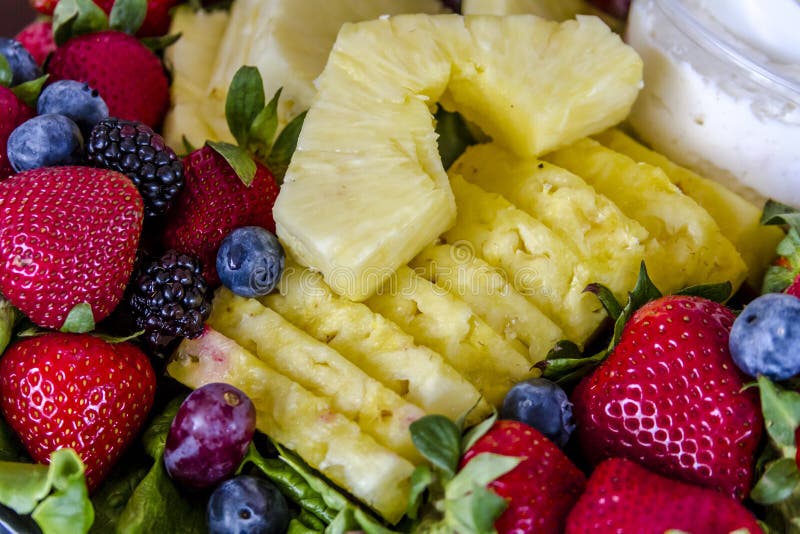 Plateau Assorti De Fruit Et De Fromage Photo stock - Image du ...