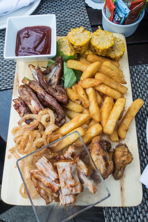 Plateau de BBQ photo stock. Image du pilon, poulet, beefburgers - 60833802