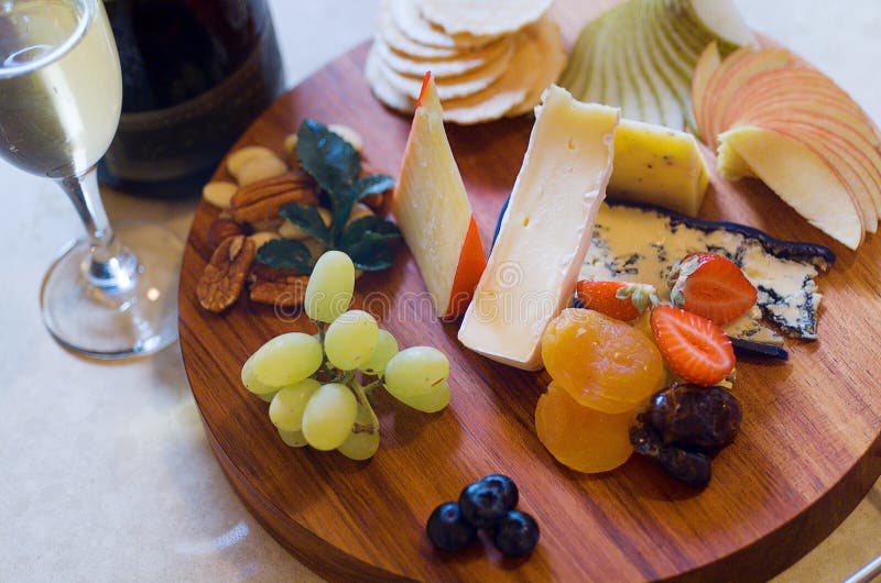 Plateau De Fromage Et De Fruit Photo stock - Image du noix, vignoble ...