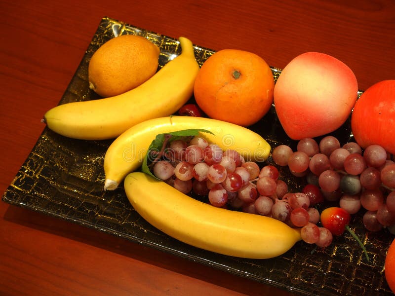 Plateau de fruit image stock. Image du mangez, régime - 22044633