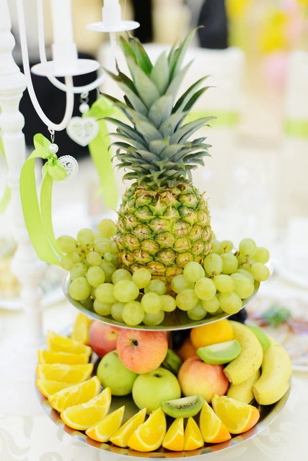Plateau de fruit image stock. Image du centre, diner - 36974889