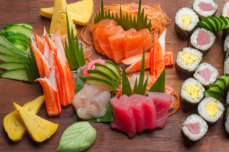 Plateau De Sushi Japonais Frais Photo stock - Image du orange, gourmet ...