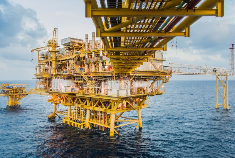 Plateforme pétrolière image stock. Image of tuyau, exploration - 39745145