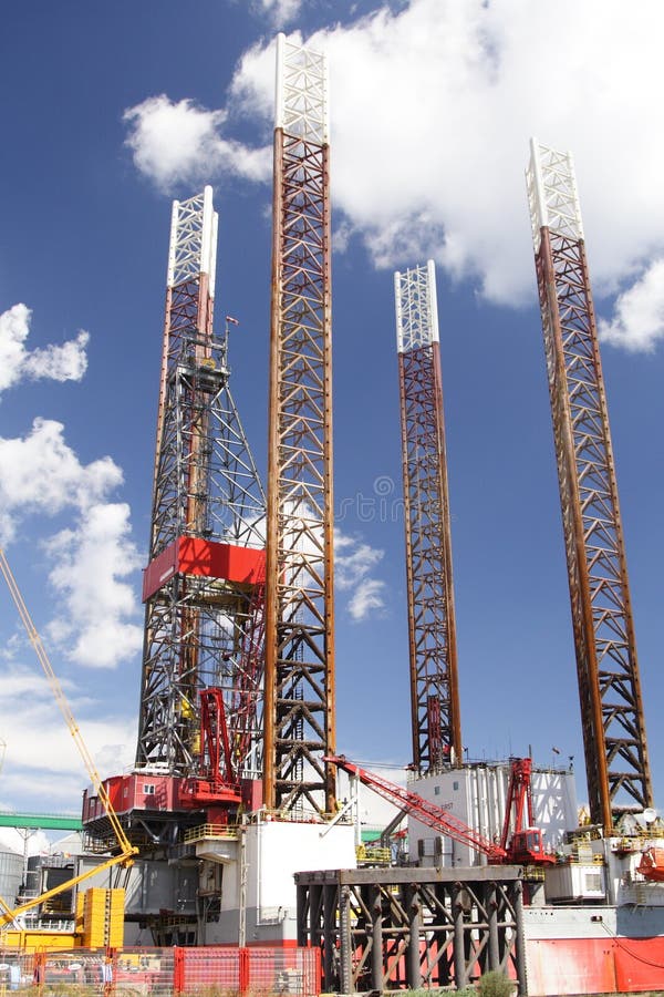Plateforme Pétrolière En Mer Photo stock - Image du pétrole, grue: 15948358