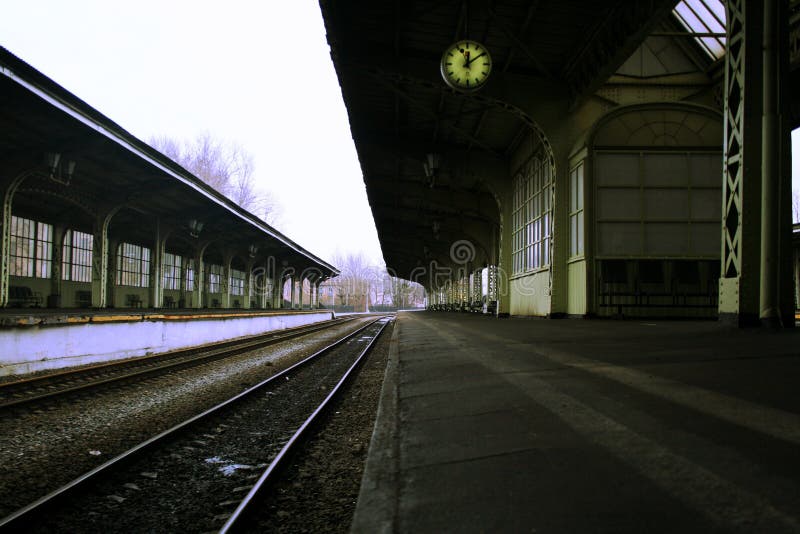 Platform Clock and Benches without People and No Train Editorial ...