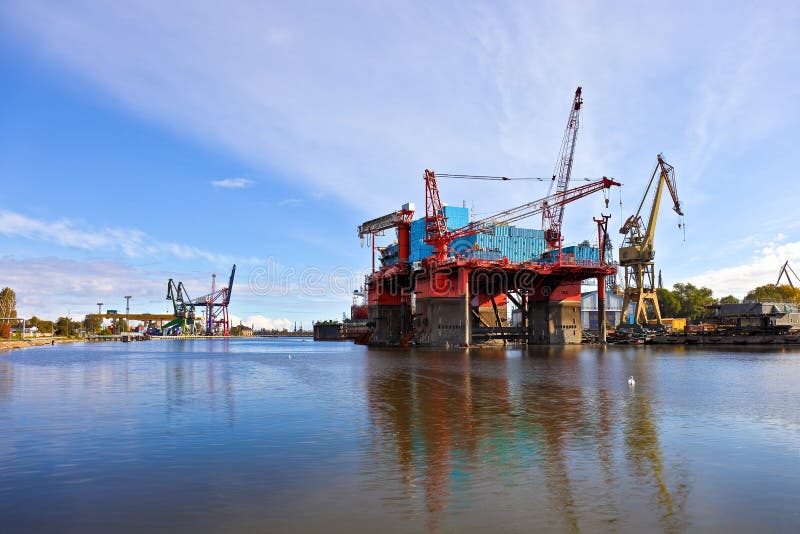 Platform in de scheepswerf stock foto. Image of onvolledig - 17459178