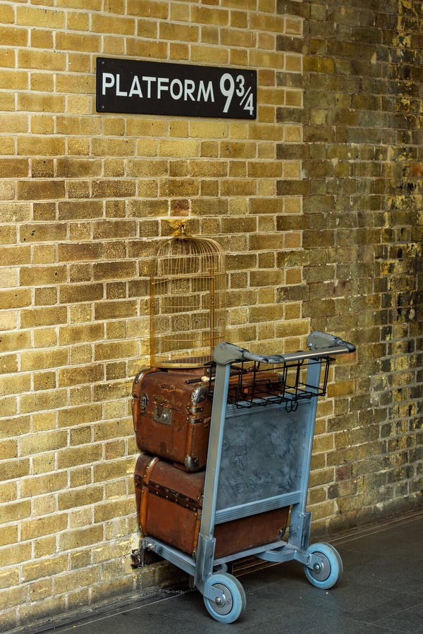 Platform 9 and 3 4 in King S Cross Railway Station, London, UK Stock ...