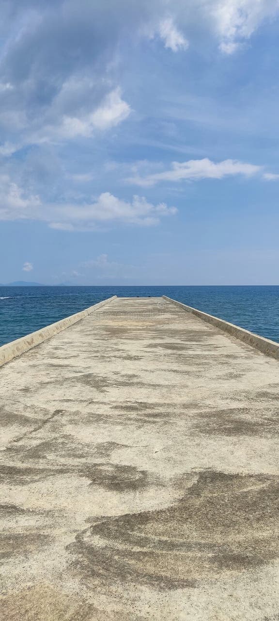 Platform Leading To the Sea Stock Photo - Image of leading, pathway ...