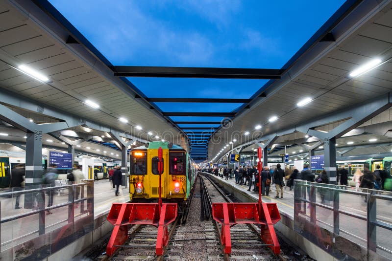 Platform at London Bridge Station Editorial Image - Image of england ...
