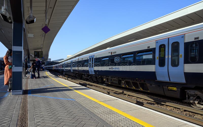 Platform and Train at London Bridge Railway Station, London, UK ...
