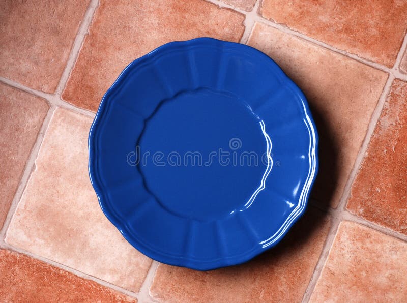 Plato azul aislado foto de archivo. Imagen de placa, kitchenware - 40919204