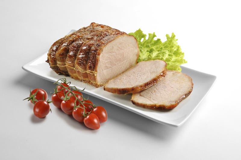 Plato Blanco Rectangular Con Ensalada De Carne Asada Y Tomates Foto de ...