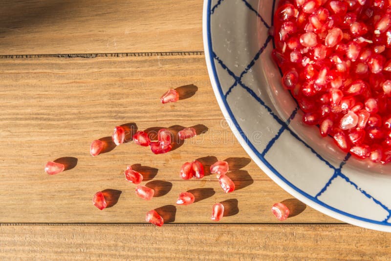 Plato Con Los Granos Rojos De La Granada Imagen de archivo - Imagen de ...