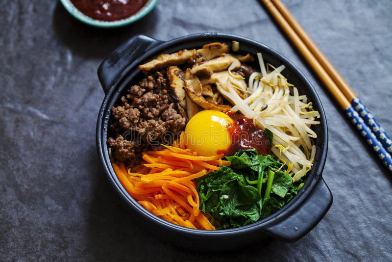 Plato Bibimbap Coreano Con Arroz Y Verduras Al Fondo De Madera Foto de ...