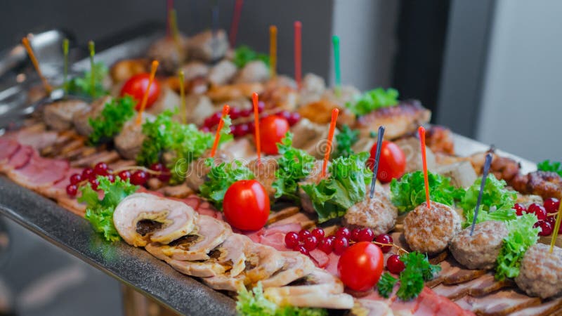 Plato De Carne De Buffet Con Tomates De Cereza Foto de archivo - Imagen ...