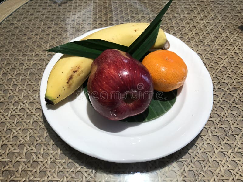 Plato De Frutas Frescas Variadas. Foto de archivo - Imagen de dulce ...