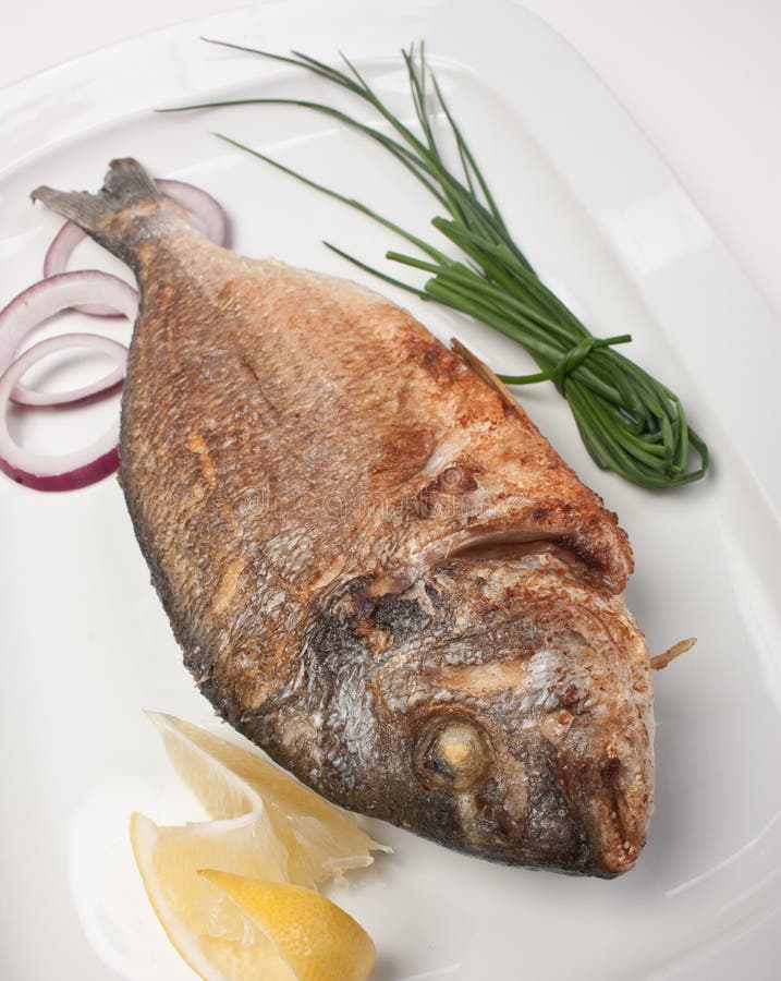 Plato De Pescado Frito Con Cebolla Foto de archivo - Imagen de cebollas ...