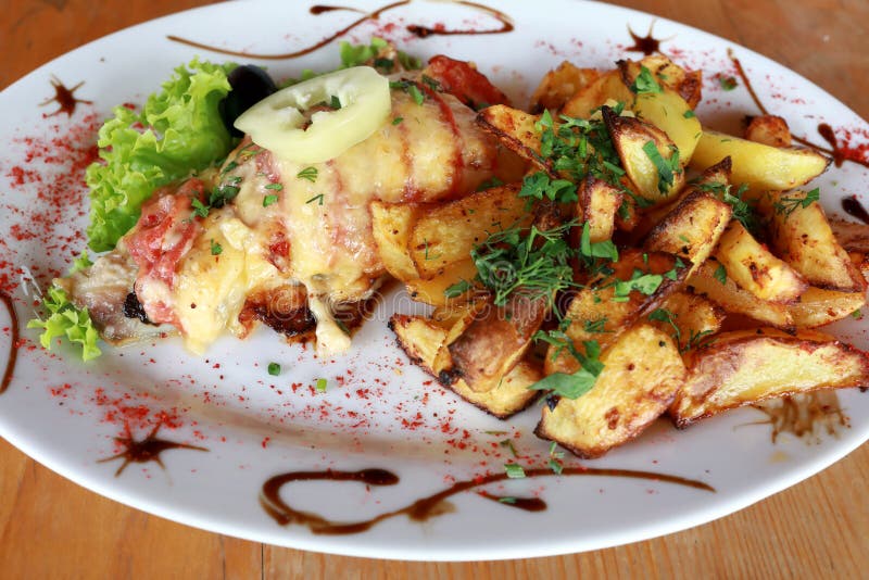 Plato De Trucha Cocida Con Queso Foto de archivo - Imagen de pescados ...