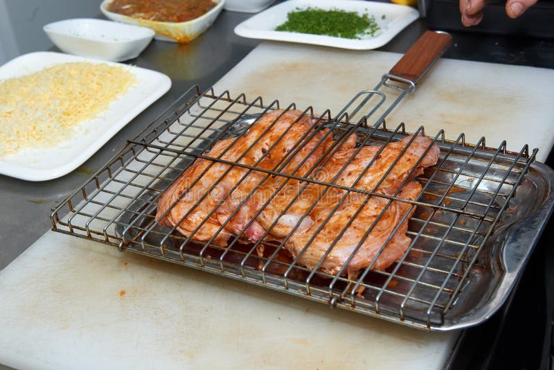 Plato Del Pollo a La Parrilla Del Chef Del Profesional Imagen de ...