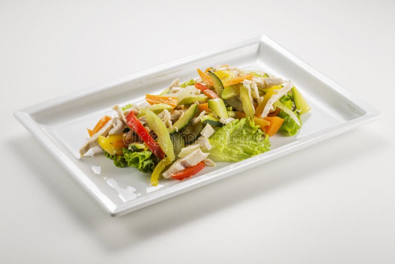 Plato Rectangular Con Ensalada De Pollo Y Juliana De Verduras Foto de ...